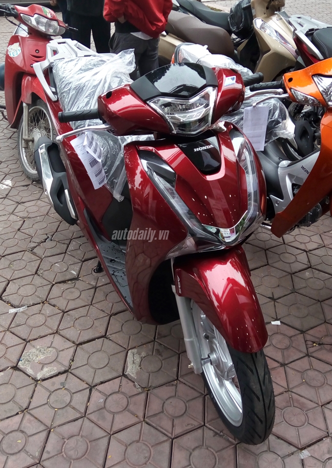Honda SH 2017 đồng loạt về đại lý tại HN, chênh giá 14 triệu đồng